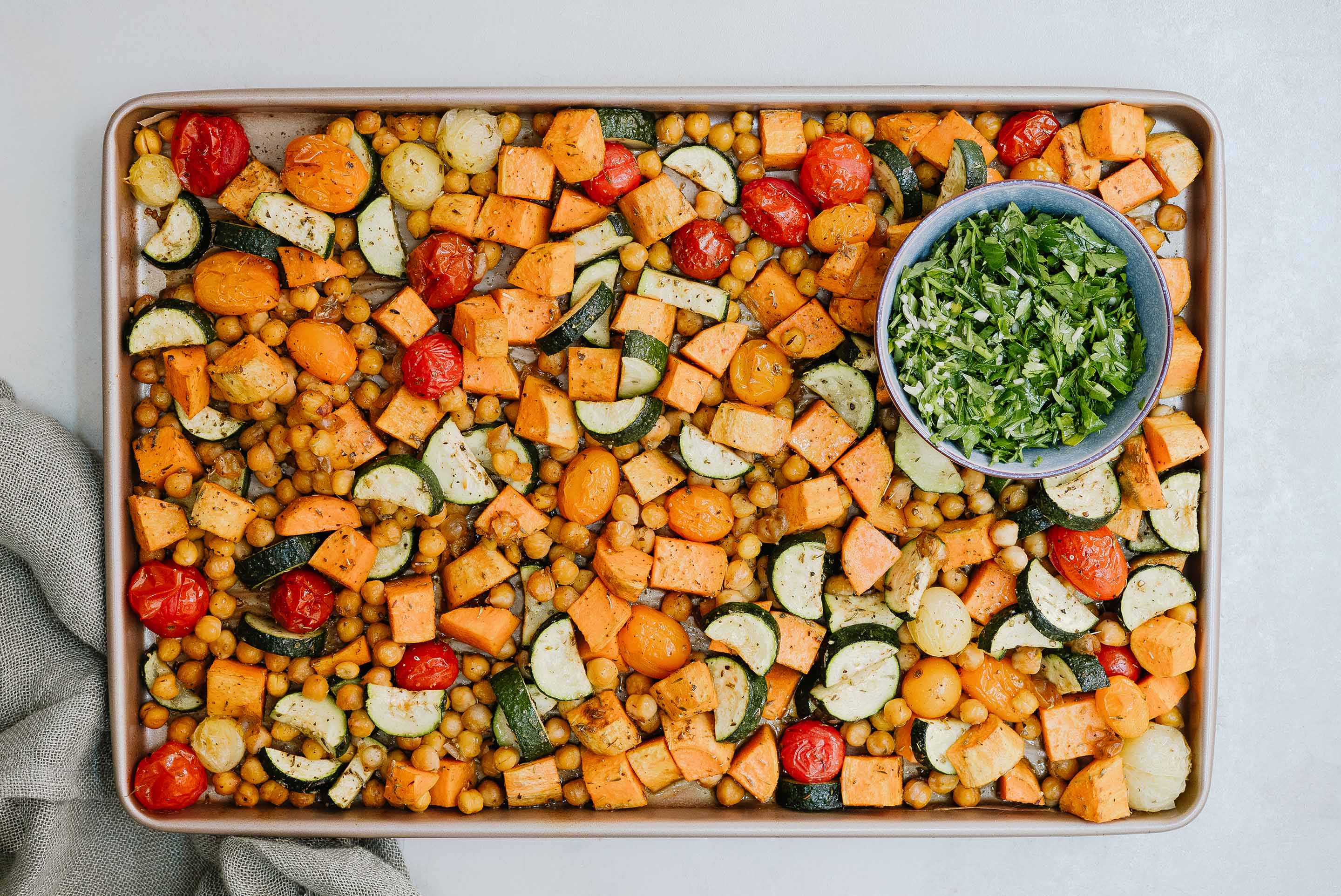 Pois chiches et patates douces sur une plaque | TOUGO